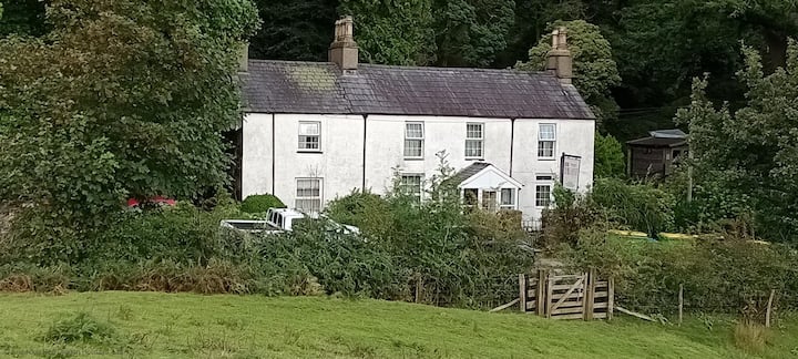 Aran Cottage - Sleeps 10, Next To Mt Snowdon - Beddgelert