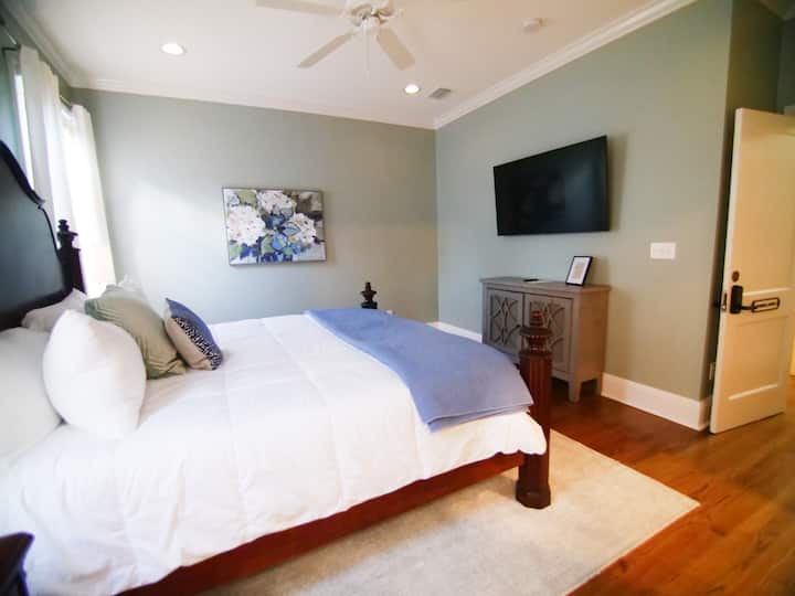The Capitol Inn - Parkland Room - King Bed - Tallahassee, FL
