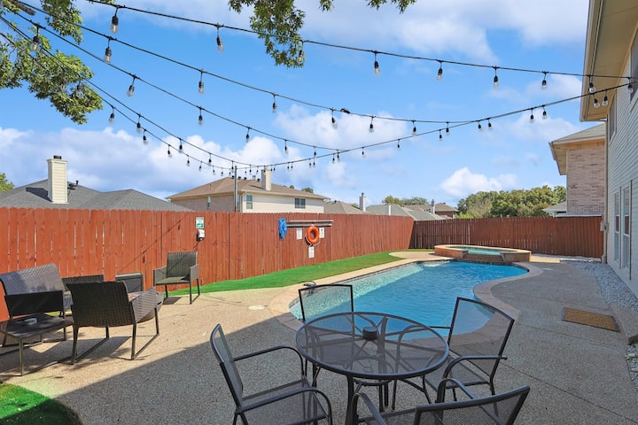 Modern Comforts & Classic Charm W Pool (5bd/2.5ba) - Fort Worth