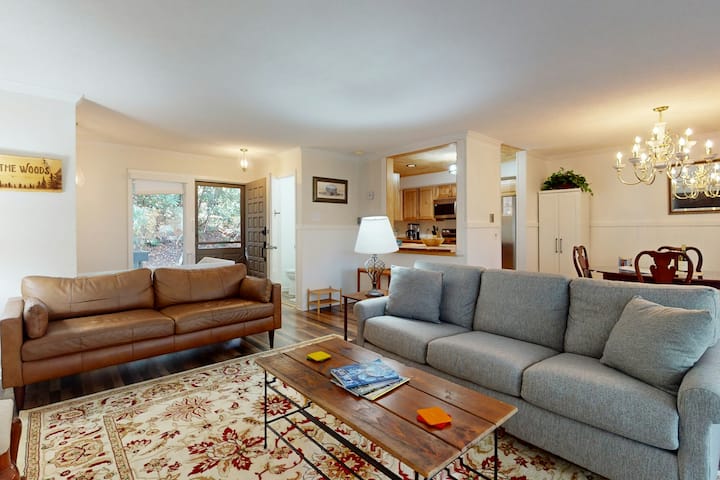2br Mountain-view Condo With Pools & Hot Tub - Lake Jocassee