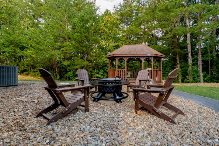 *Cozy 2bd Cabin W/ Hot Tub! Fire Pit + Near Town!* - Pigeon Forge, TN