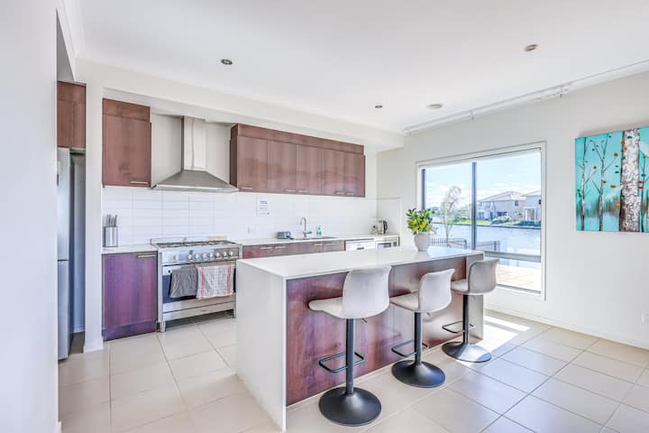 Stayau Point Cook 5br Serene Sunset Retreat - Point Cook
