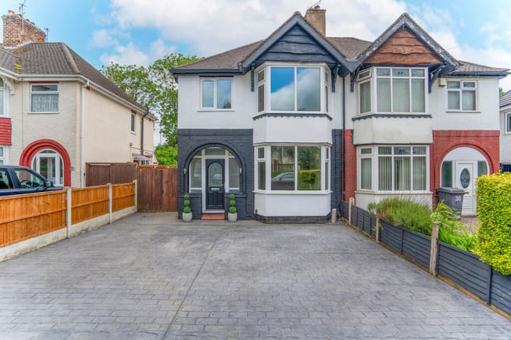 Modern House In The West Midlands Free Parking - Wolverhampton