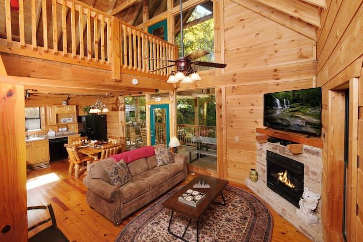 Privacy, Hot Tub, Pool Table, Pet Friendly- 3br -