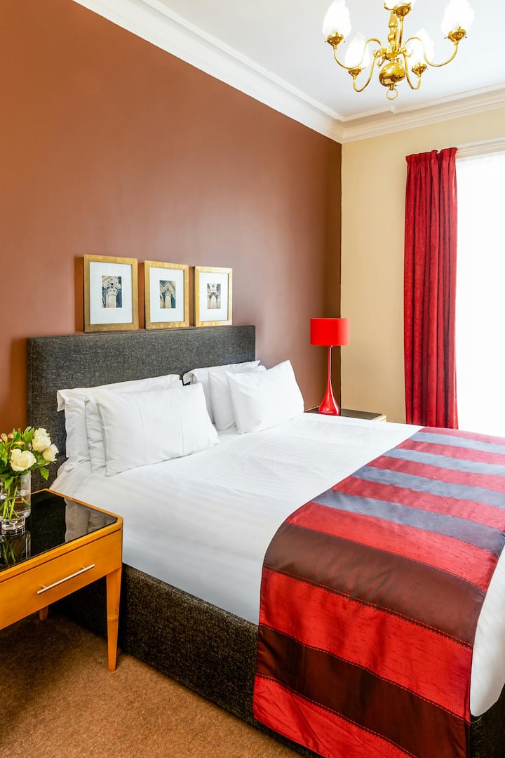 Right On The Iconic George Square In The Centre - Glasgow