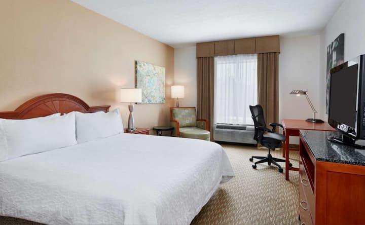 Comfy King Bed | Free Parking - Charlotte, NC