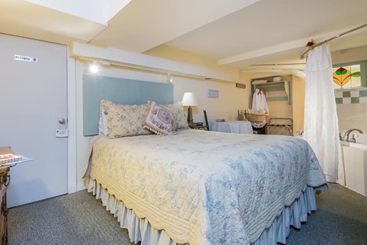 Braeburn Queen Suite - Kingsley House B&b - Saugatuck, MI
