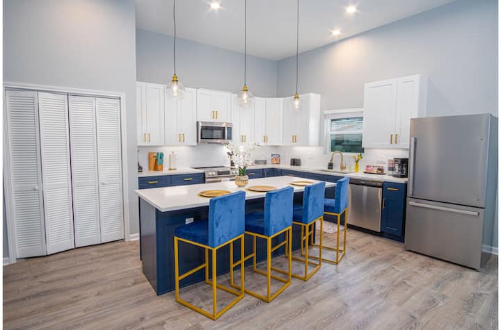 Don’t Miss Out! Impressive 4br-3ba W/ City Views! - San Antonio