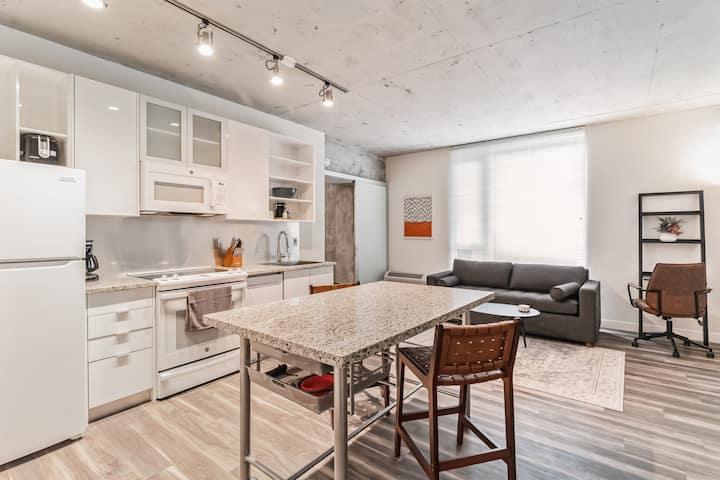 Chic Downtown Living—sleek Apt Near Attractions - 克里夫蘭