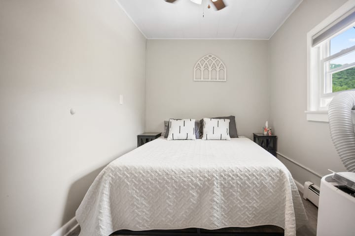 Queen Room With Private Bath - Wellsboro, PA