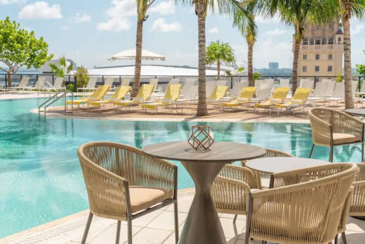 Lux 2br Condo With Pool, Spa & Gym Access - Miami, FL
