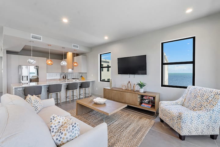 Rooftop Vibes For Days! Oceanfront Pool Home- Pets - Key Largo, FL