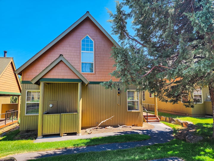 Spacious 3br Chalet | Golf. Pools. Free Parking - Redmond, OR