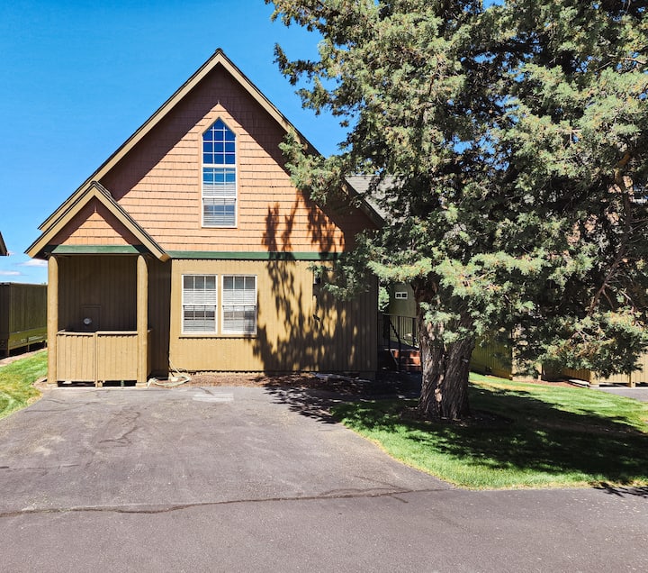 Golfer's Paradise | Spa, 3 Pools & Private Hot Tub - Redmond, OR