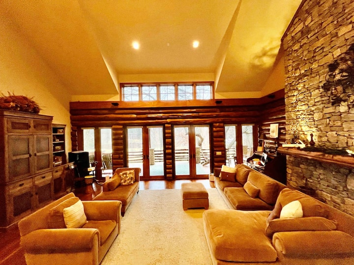 Center Lodge Master Bedroom In Nature Lodge - Fairview, TN