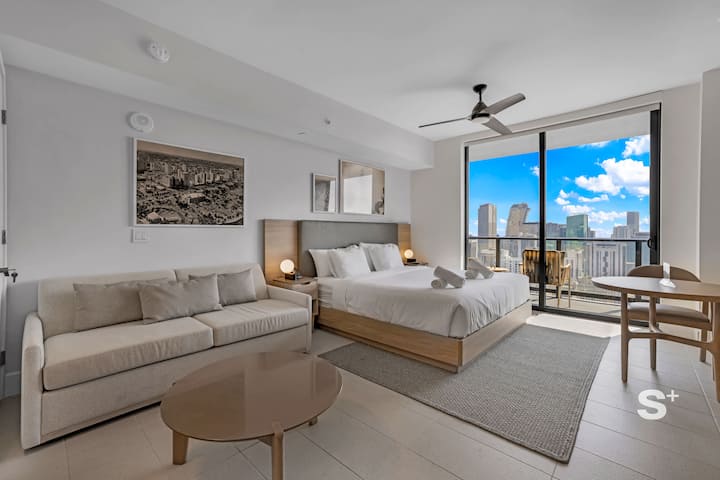 46th-floor High-rise Studio In Dtw | Balcony, Pool - Miami, FL