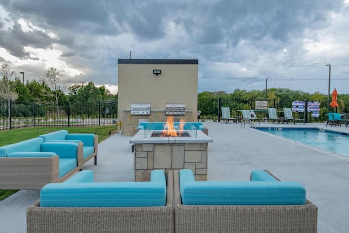 Mckinney Retreat | Gym. Pool. Free Breakfast. - McKinney, TX