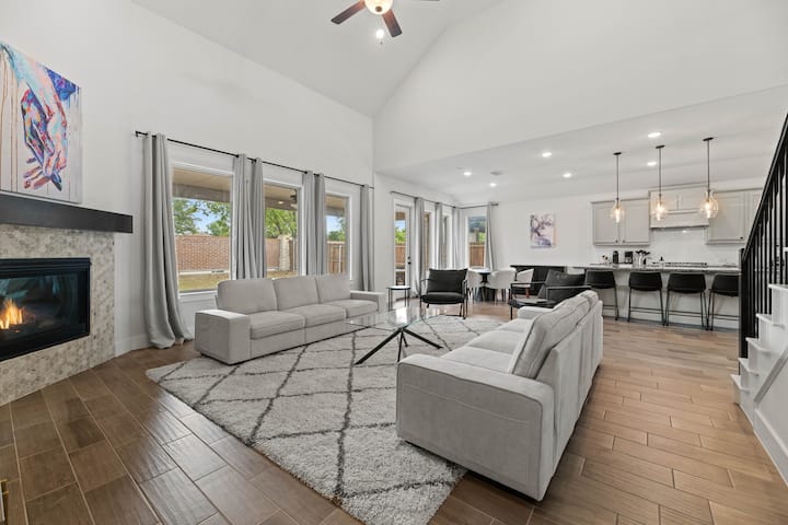 Lake Cove Retreat- 4-bedroom Escape - Little Elm, TX