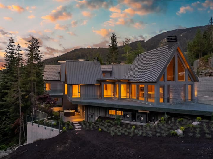 Luxury 6br Ski-in/out Estate|private Hot Tub/sauna - Whistler