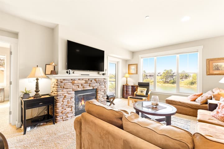 Seaside Waterfront Condo - Seaside, OR
