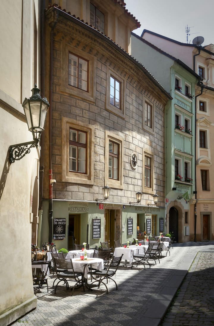 Mini-fridge & Nespresso Machine In Every Room - 布拉格