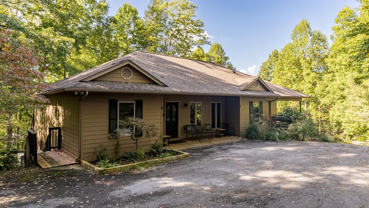 Owl's Nest | Hot Tub + Firepit - Gatlinburg, TN