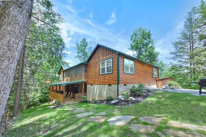 Hawks Crest | Hot Tub + Pool Table - Gatlinburg, TN