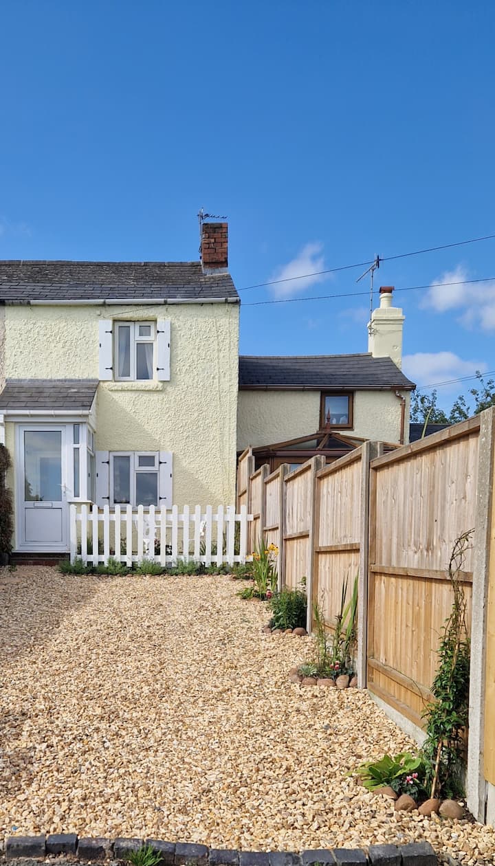 Cottage On The Common - Malvern