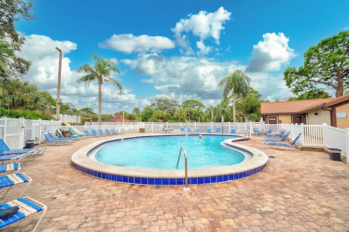 Shore Serenity Condo Near Beaches, Pools And Shops - Bradenton, FL