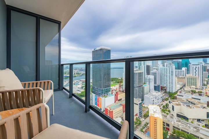 Downtown Studio W City Views & Free Parking - Miami