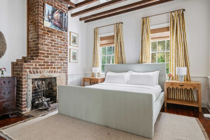 King St. Getaway - Renovated 6 Bedroom Downtown! - Charleston, SC