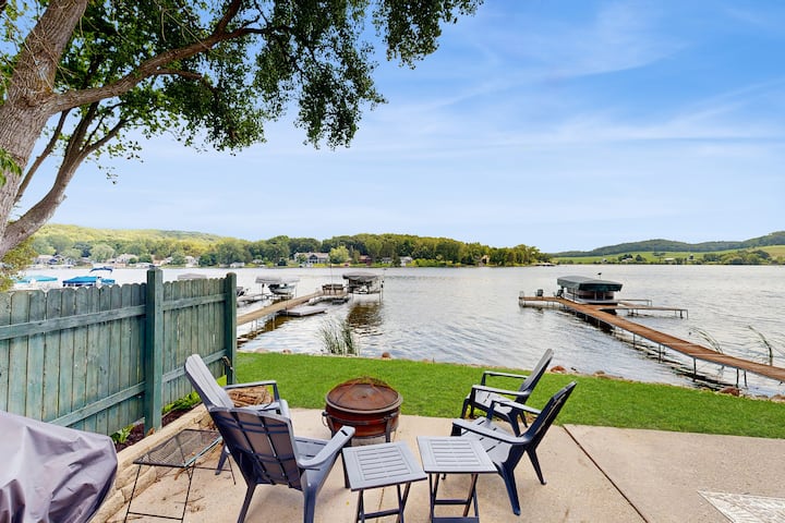 3 Br Lakefront House W/ Private Dock - Lake Wisconsin