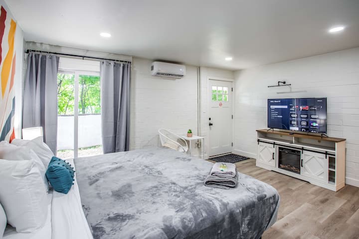 Newly Renovated Bright Studio! - Rochester, NY