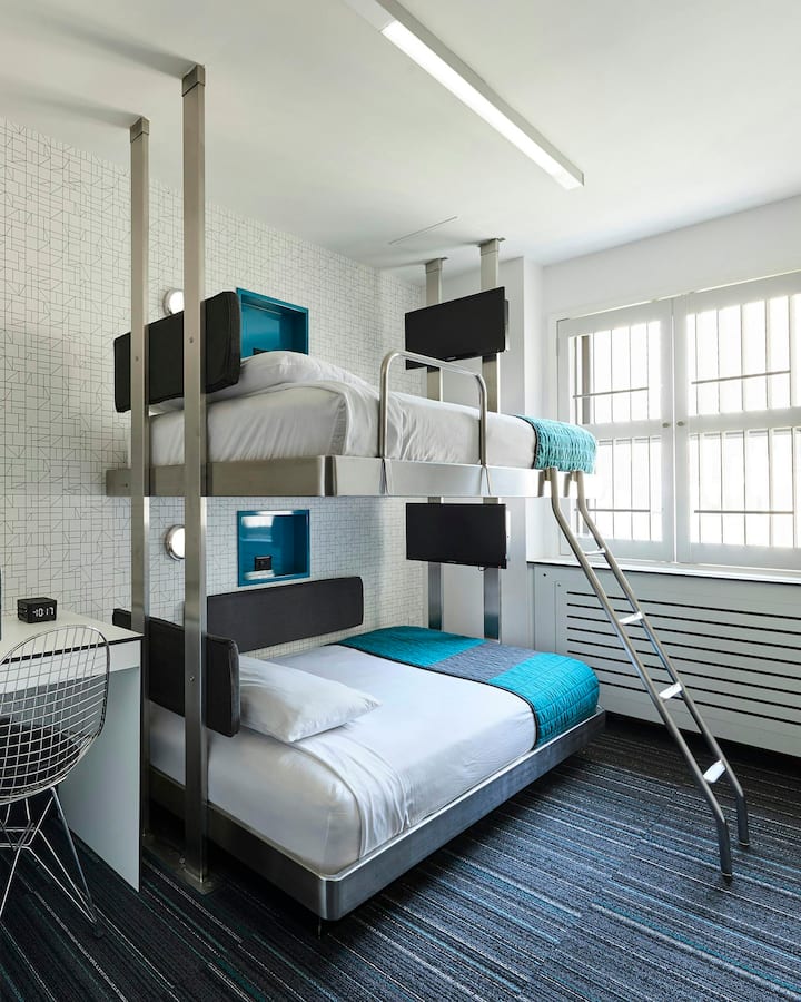 Bunk Pod With Shared Bathroom - Queens