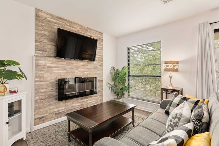 Sunny Pointe! Fireplace, Pool, Pickleball, Gym - Branson, MO