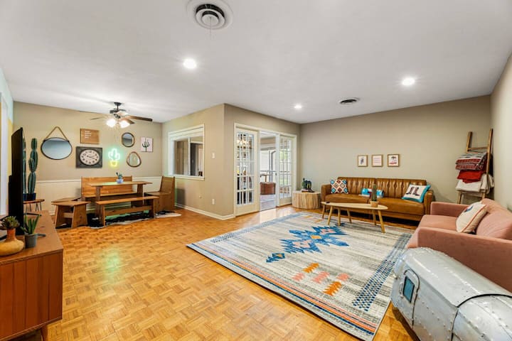 Near Texas A&m: Fenced Yard, Fire Pit & Games - Bryan, TX