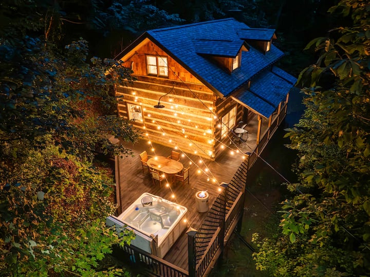 Romantic Asheville Log Cabin W/ Hot Tub & Gym - Asheville, NC