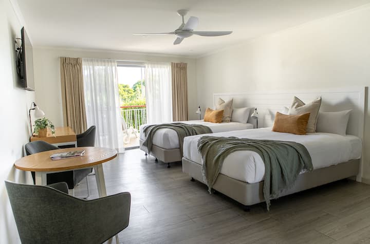 Twin - Queen + Queen At Noosa Heads Motel - Noosa Heads