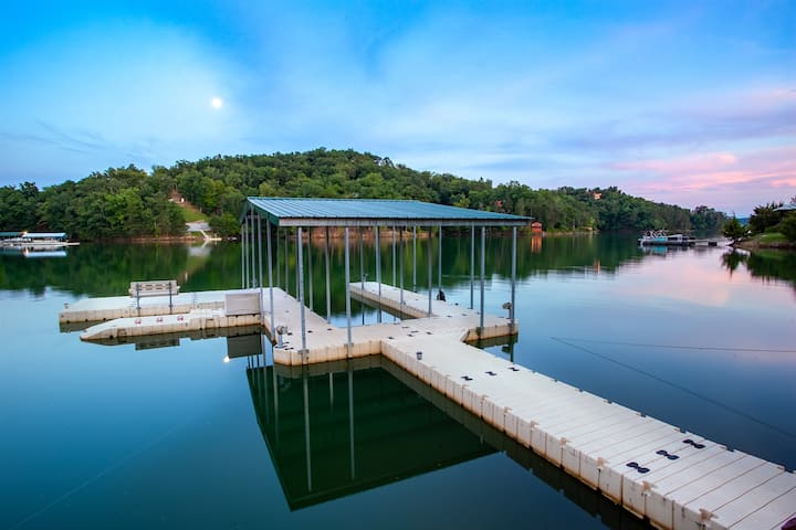 20 % Off Lakefront, Dock, Hot Tub, Game Room - Dandridge, TN