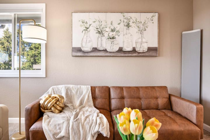 Modern 2br/2ba Kirkland Home, Walk To Beach Park - Kirkland, WA