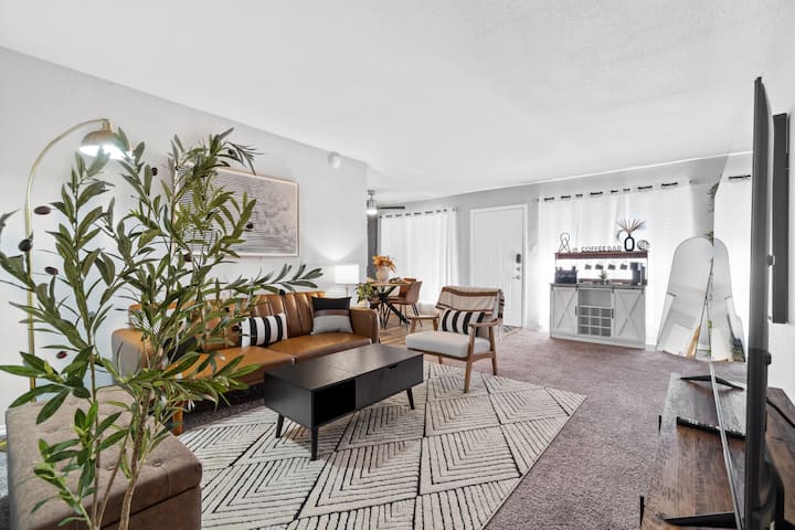 2br Prof. Designed - Walk To At&t & Globe Life! - Arlington, TX