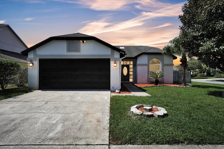New! Sunroom Sanctuary | Hot Tub | Air Hockey - Lake Mary, FL