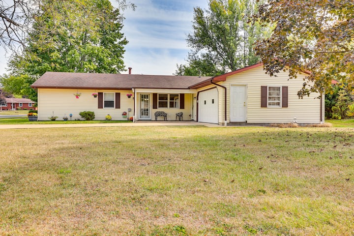 Peaceful Home Near Youngstown: Fenced Backyard! - Warren, OH