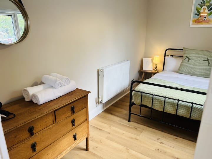 Comfy, Conveniently Located With Parking - Cardiff