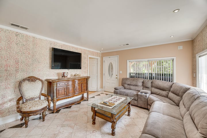 Burbank Home W/ Yard, Walk To Downtown Shops! - Burbank, CA