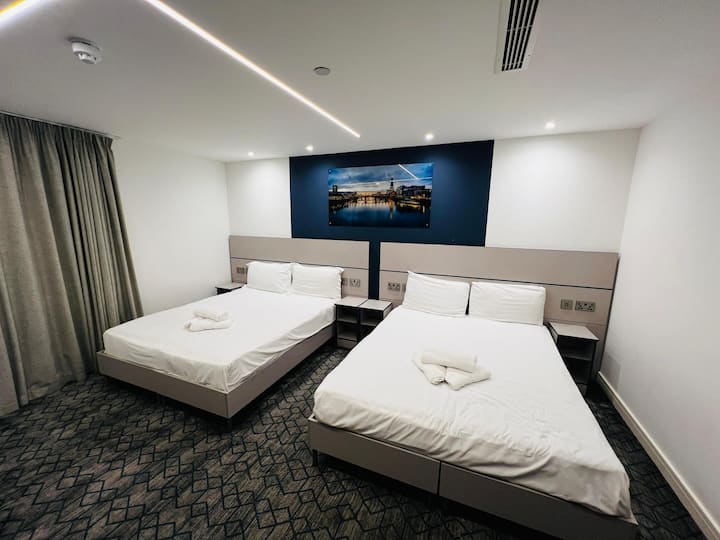 Quad Room-deluxe At Ilford Grand Hotel - Ilford