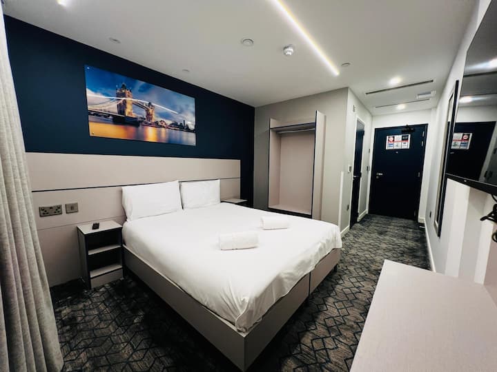 Double Or Twin-deluxe At Ilford Grand Hotel - Ilford