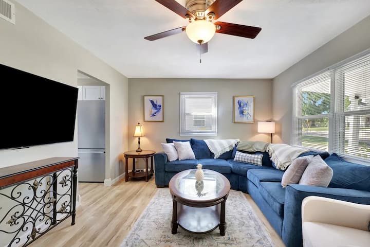 Charming 3br, Walk To Uptown/isu, Dog Friendly! - Bloomington