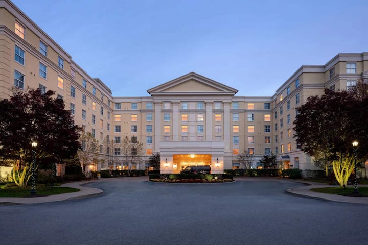 Close To Mystic Aquarium + Dining, Pool & Spa - Connecticut