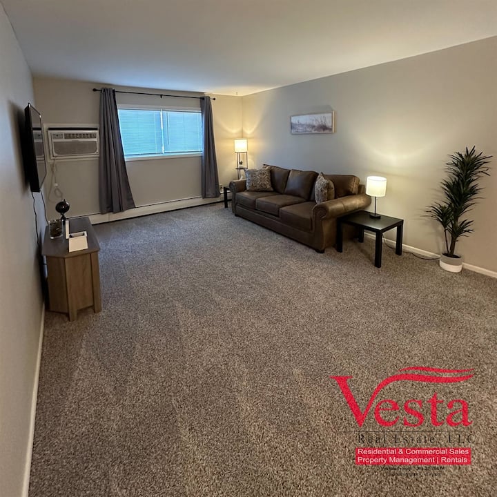 Centrally Located Large One Bedroom - Bloomington